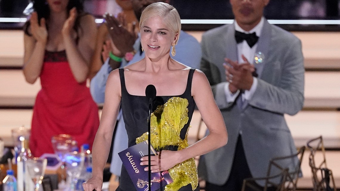 Selma Blair takes Emmy Awards stage with a cane | wfmynews2.com