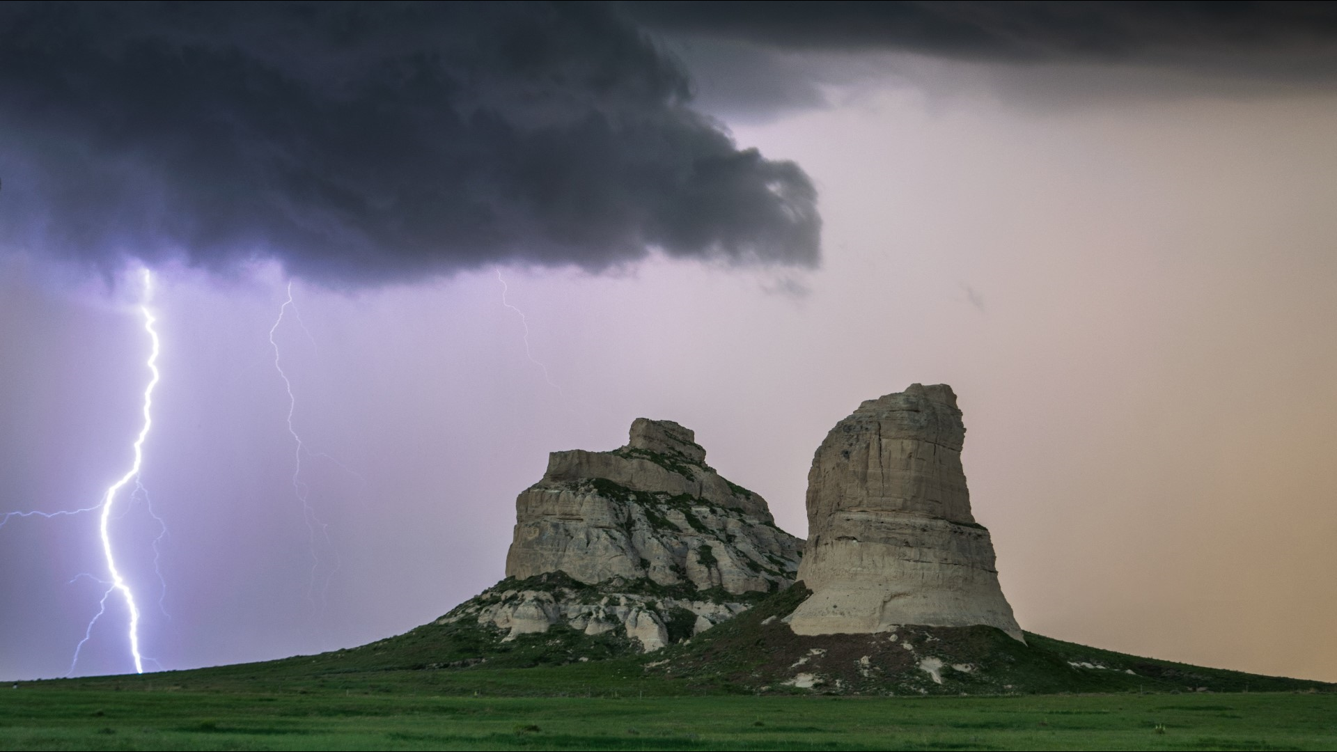 Incredible Photos Show Lightning Storm On Nebraska Panhandle ...