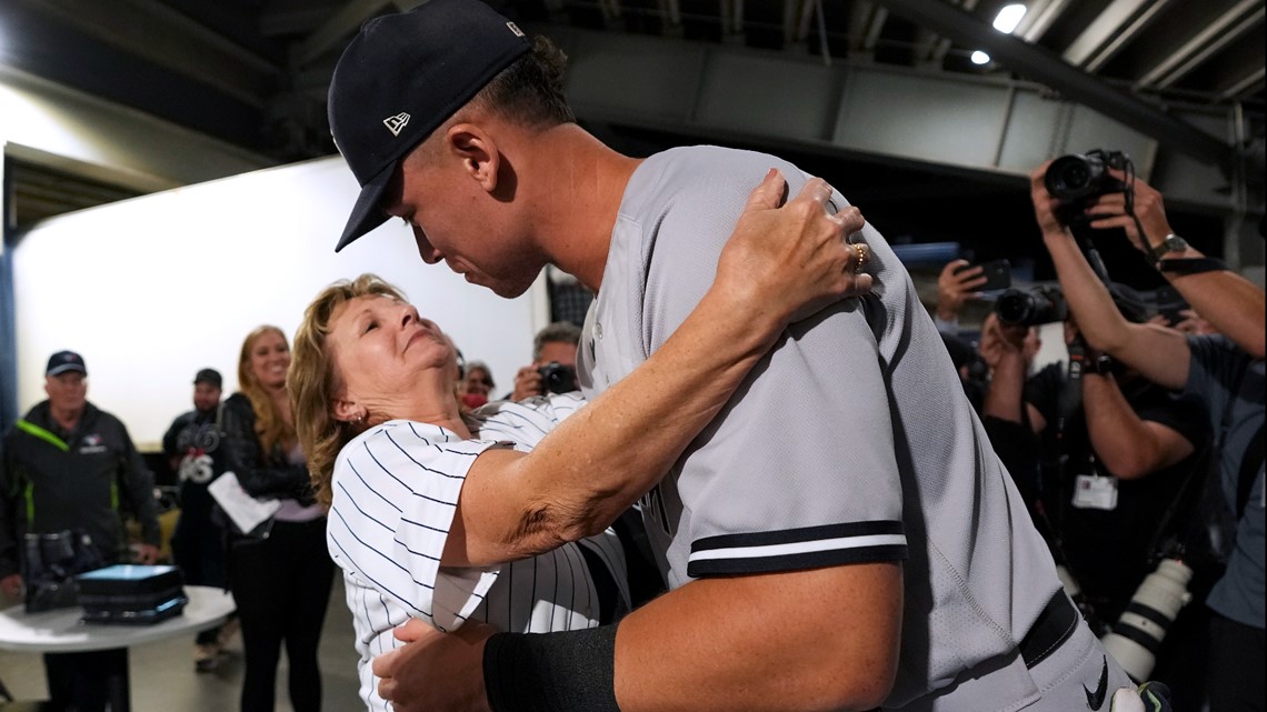 Yankees' Aaron Judge gets back 61st home run ball | wfmynews2.com