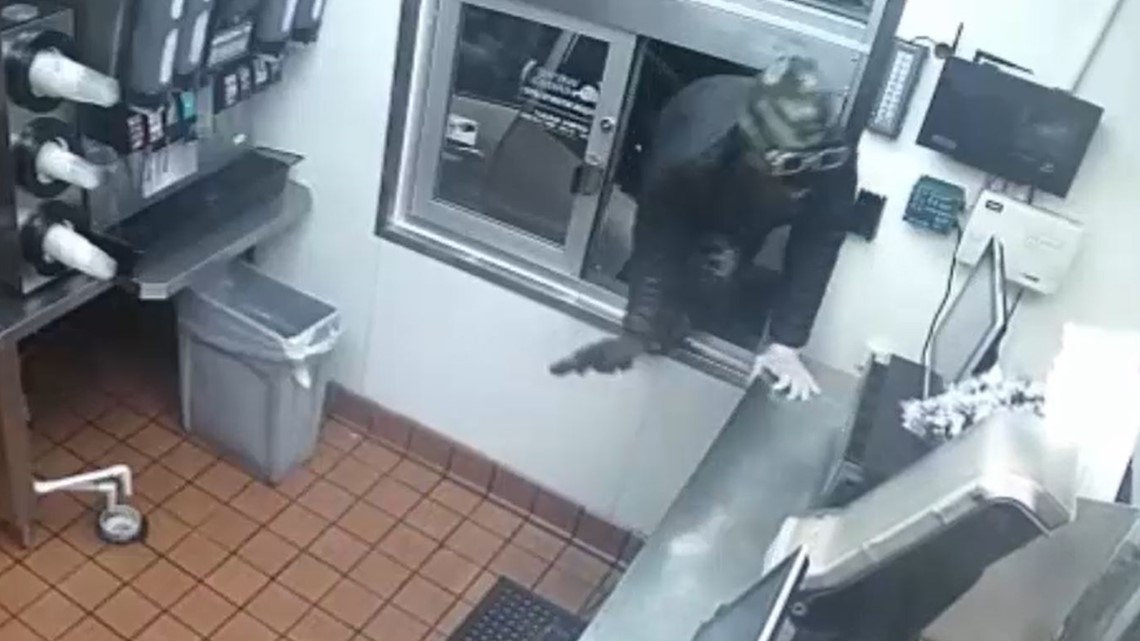 MPD: Suspects caught on camera robbing Taco Bell drive-thru | wfmynews2.com
