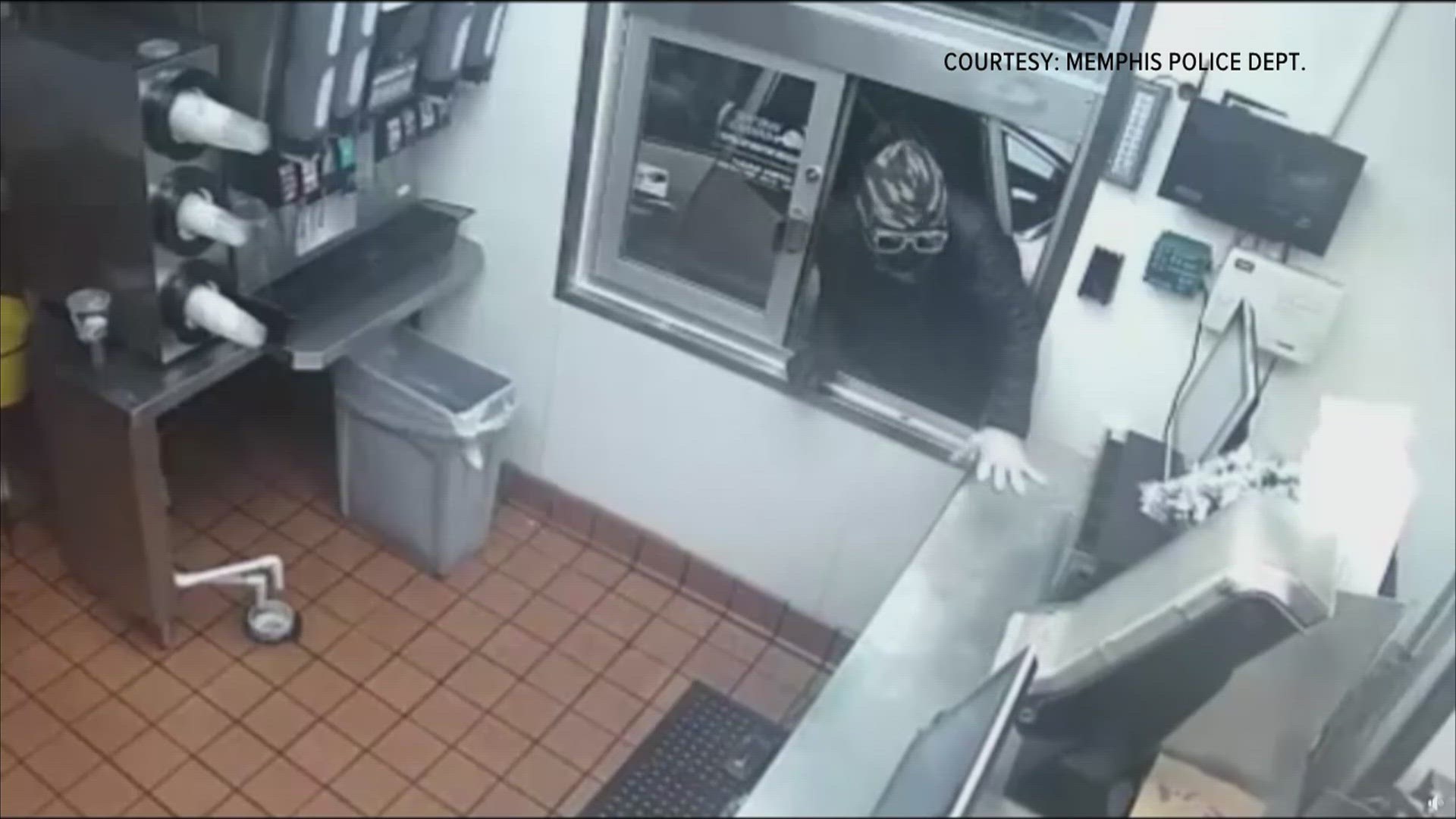 MPD: Suspects caught on camera robbing Taco Bell drive-thru | wfmynews2.com