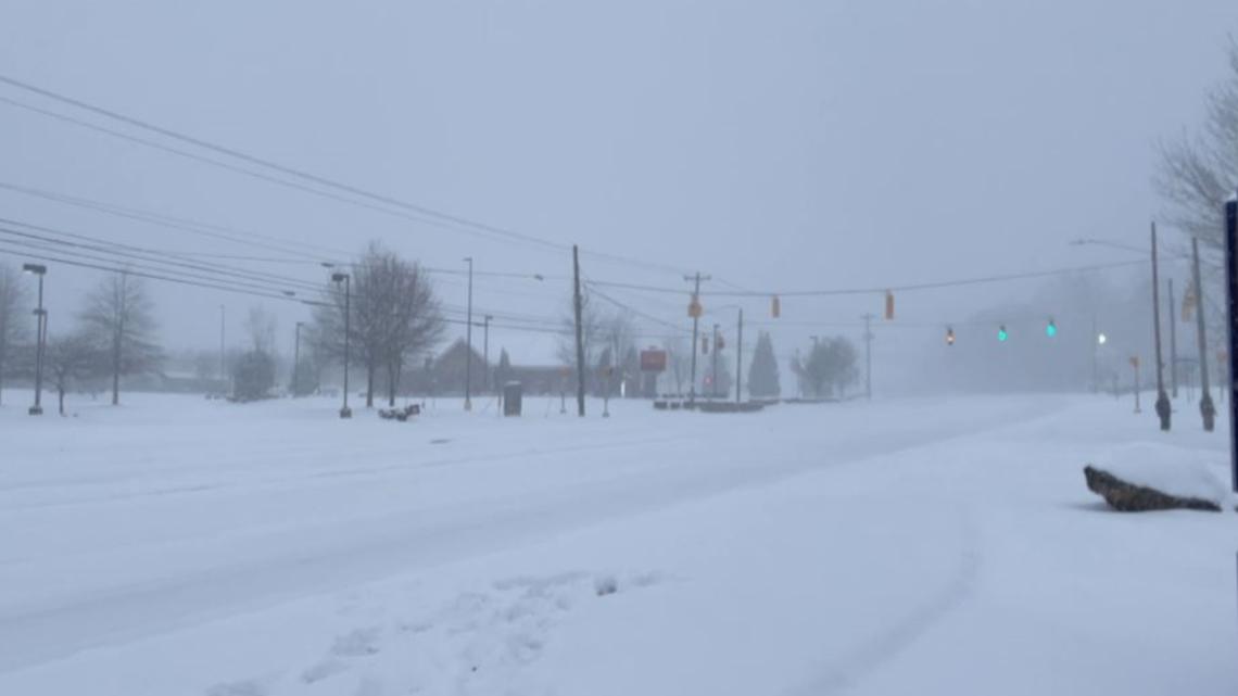 Heavy snowfall strands some in NC mountains | wfmynews2.com