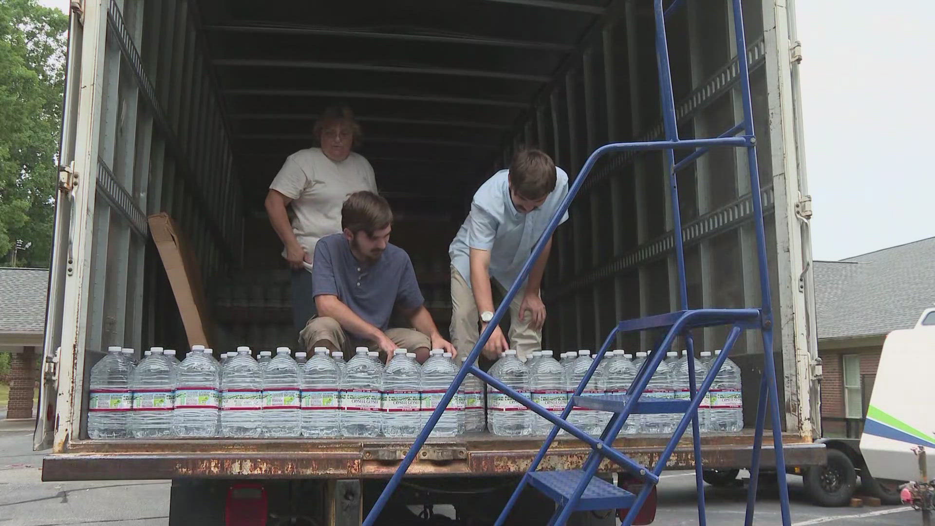 Breakthrough Community Church aids in water bottle distribution in ...