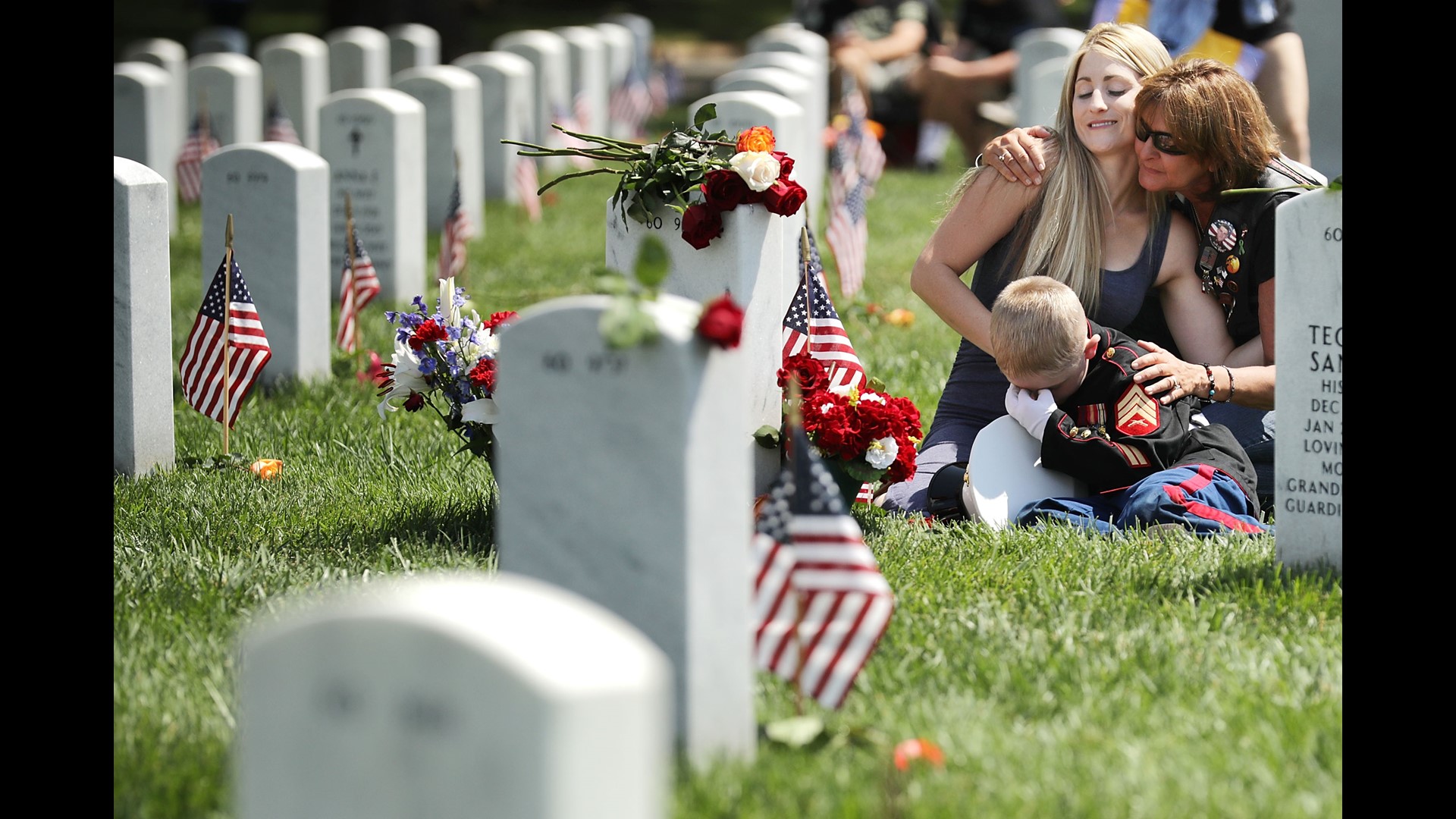 NC Boy in 'Marine Uniform' Visits Dad's Grave in Arlington National ...