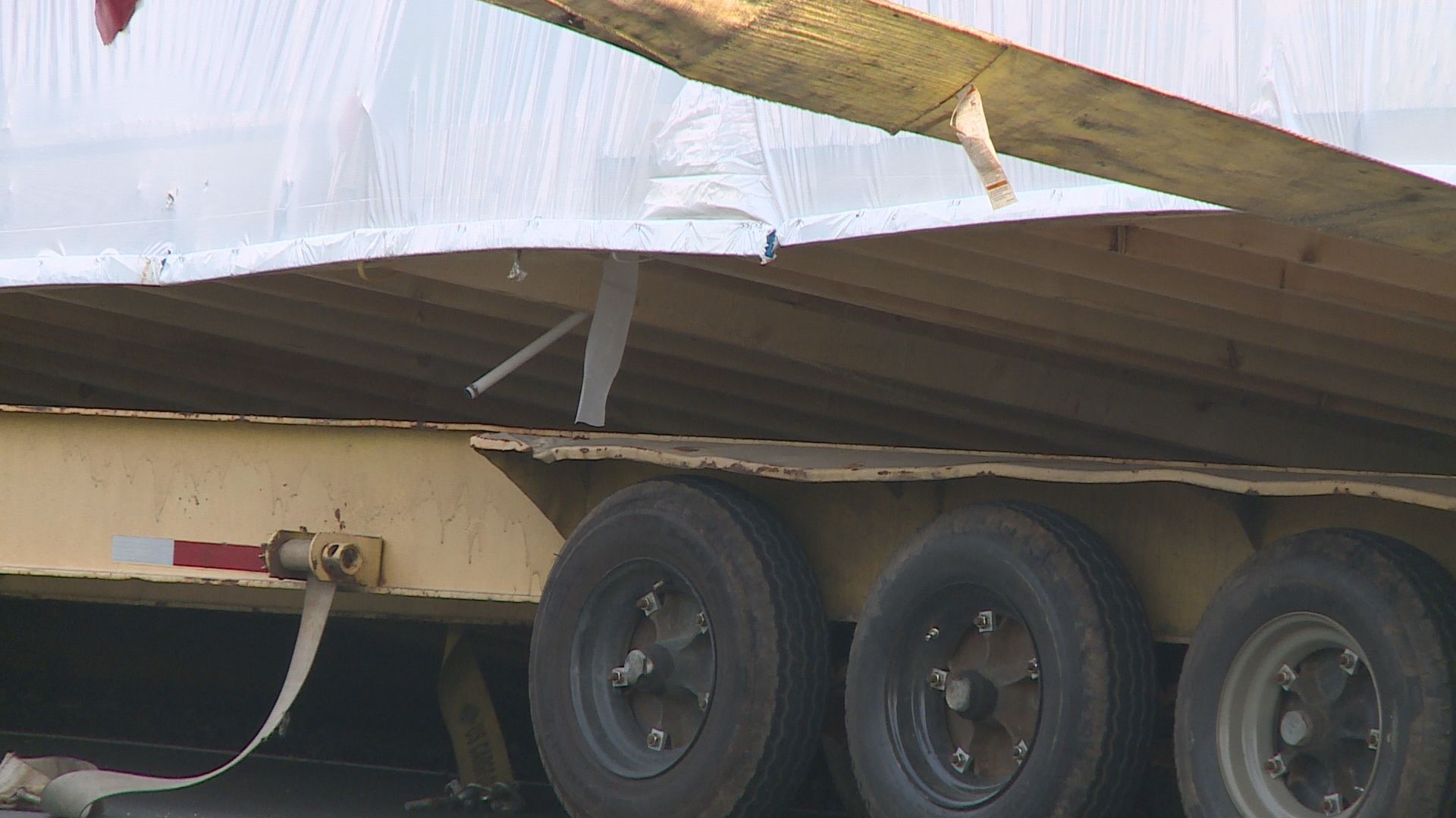 Mobile Home Falls Off Tractor-Trailer In Haw River | wfmynews2.com