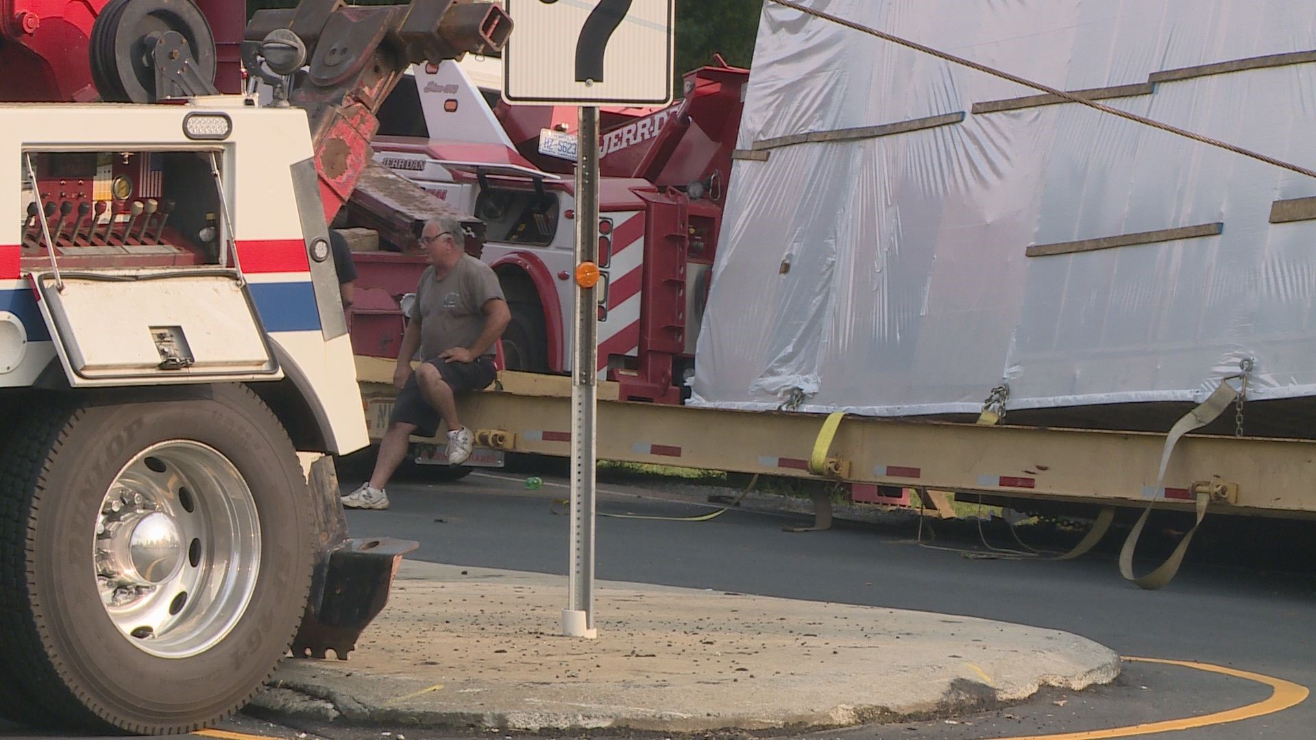 Mobile Home Falls Off Tractor-Trailer In Haw River | wfmynews2.com