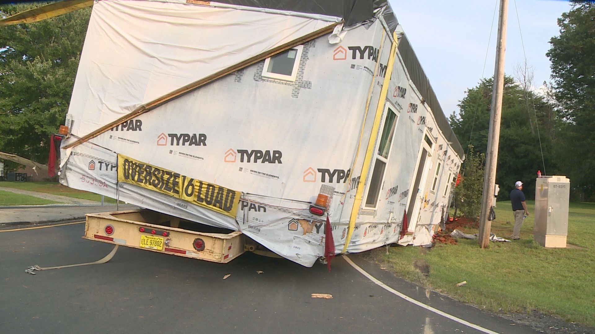 Mobile Home Falls Off Tractor-Trailer In Haw River | wfmynews2.com