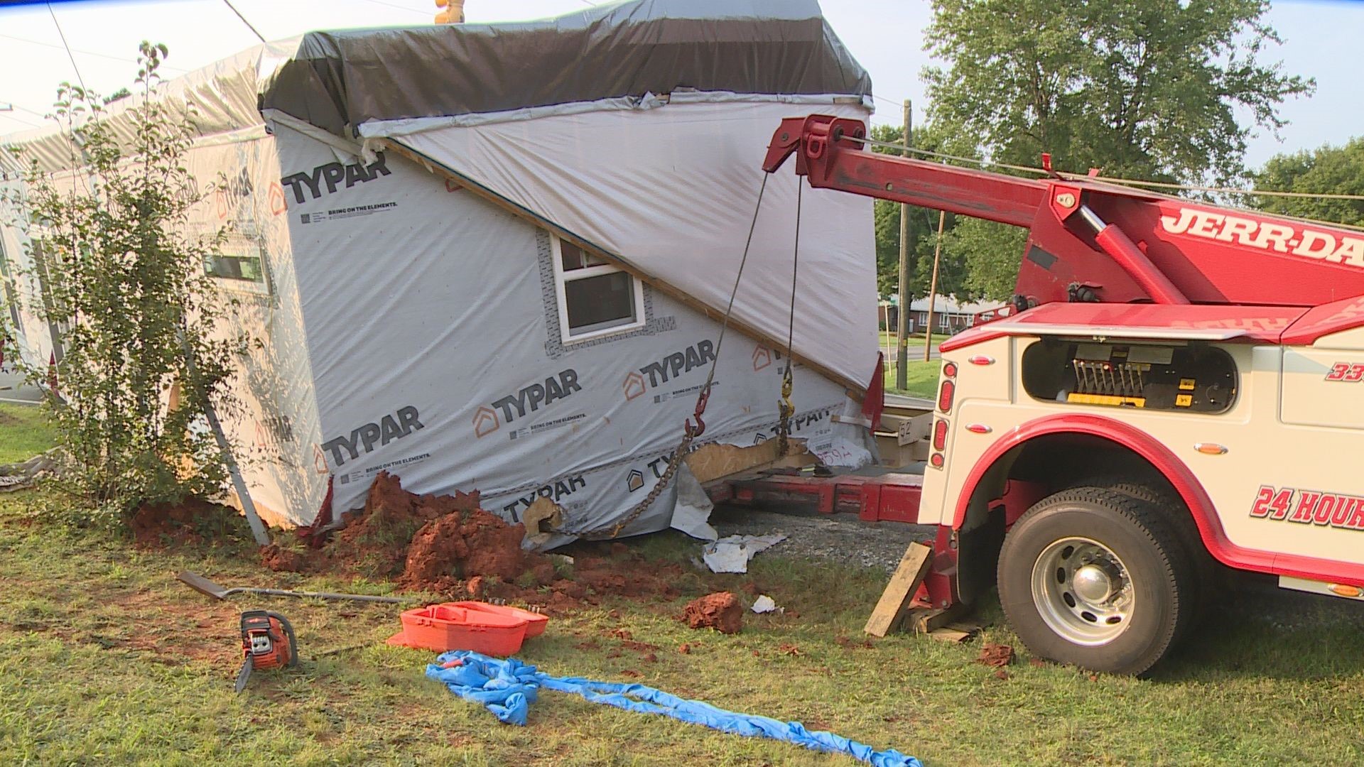 Mobile Home Falls Off Tractor-Trailer In Haw River | wfmynews2.com