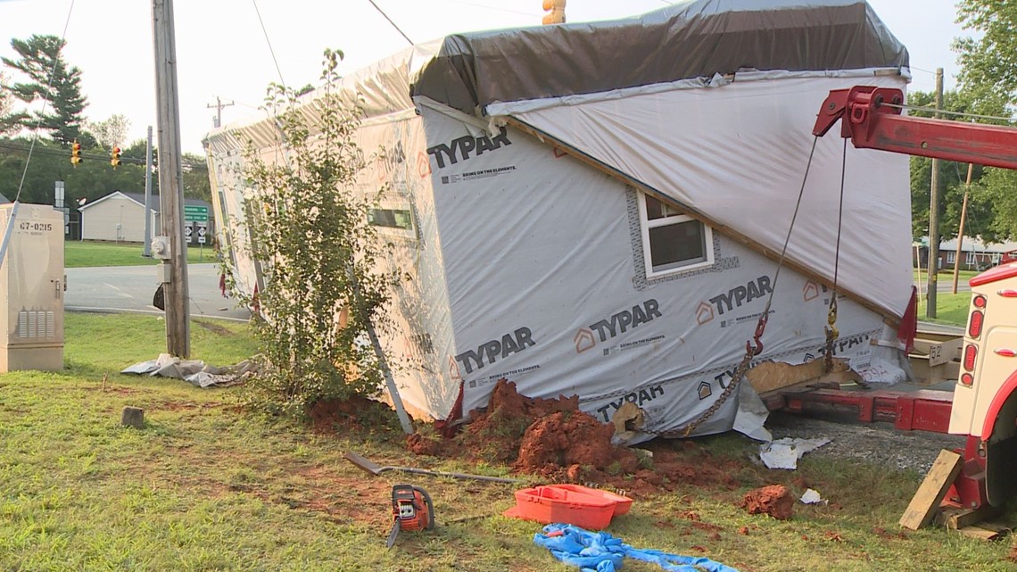 Mobile Home Falls Off Tractor-Trailer In Haw River | wfmynews2.com