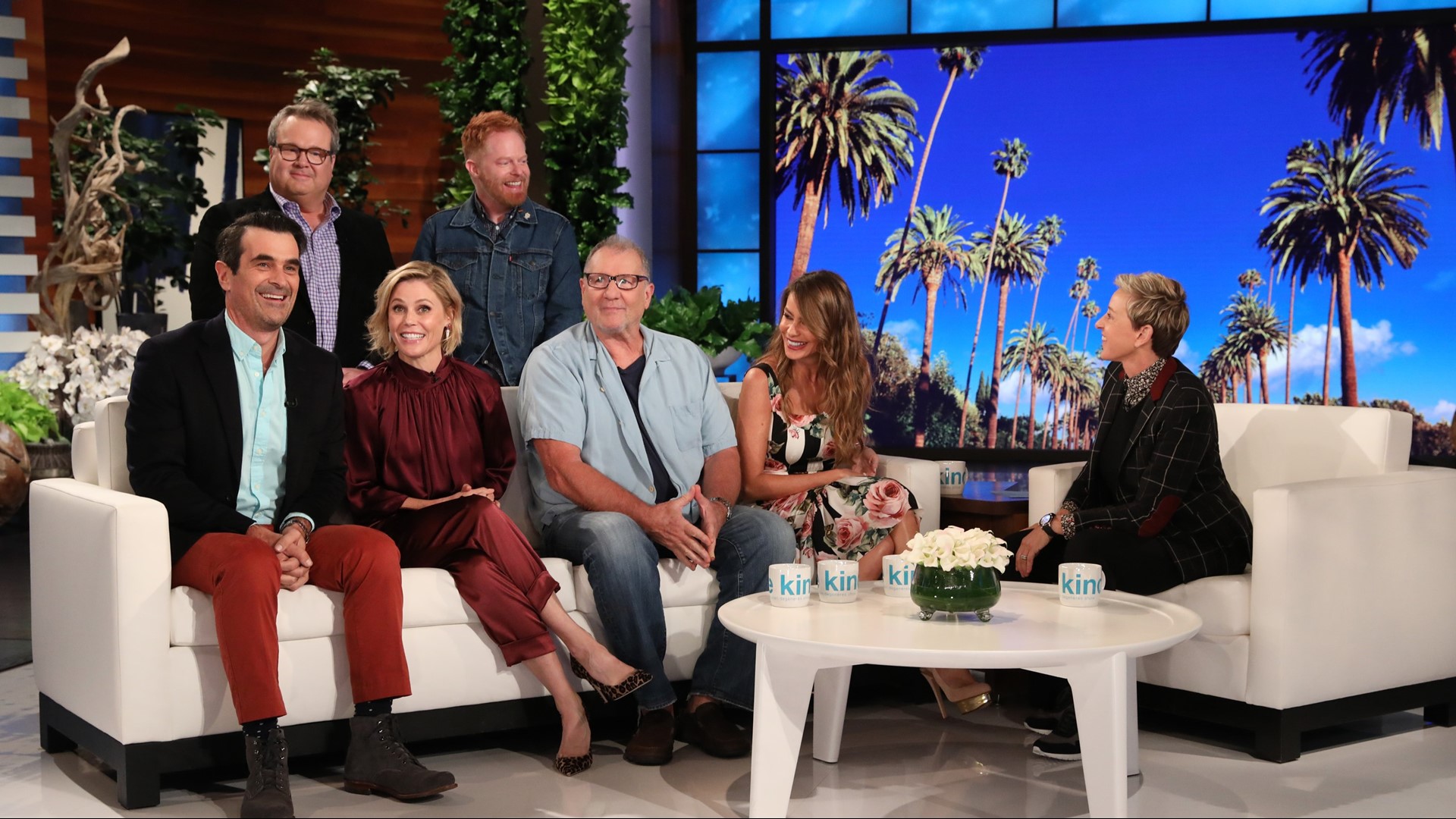 PHOTOS | The Cast of 'Modern Family' Drops By Ellen Tuesday | wfmynews2.com