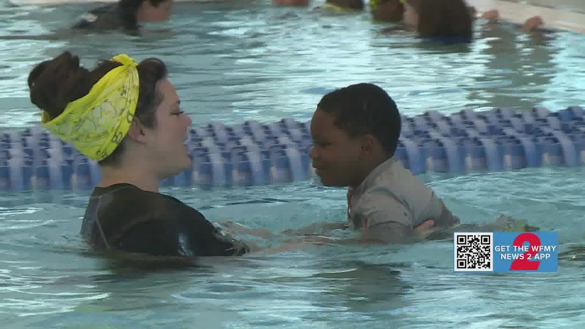 World's largest swim lesson at GAC | wfmynews2.com