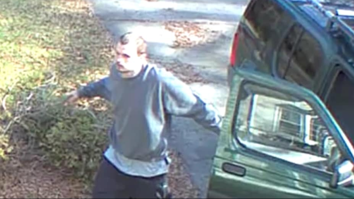 Greensboro neighbors share photo of suspected porch pirate | wfmynews2.com
