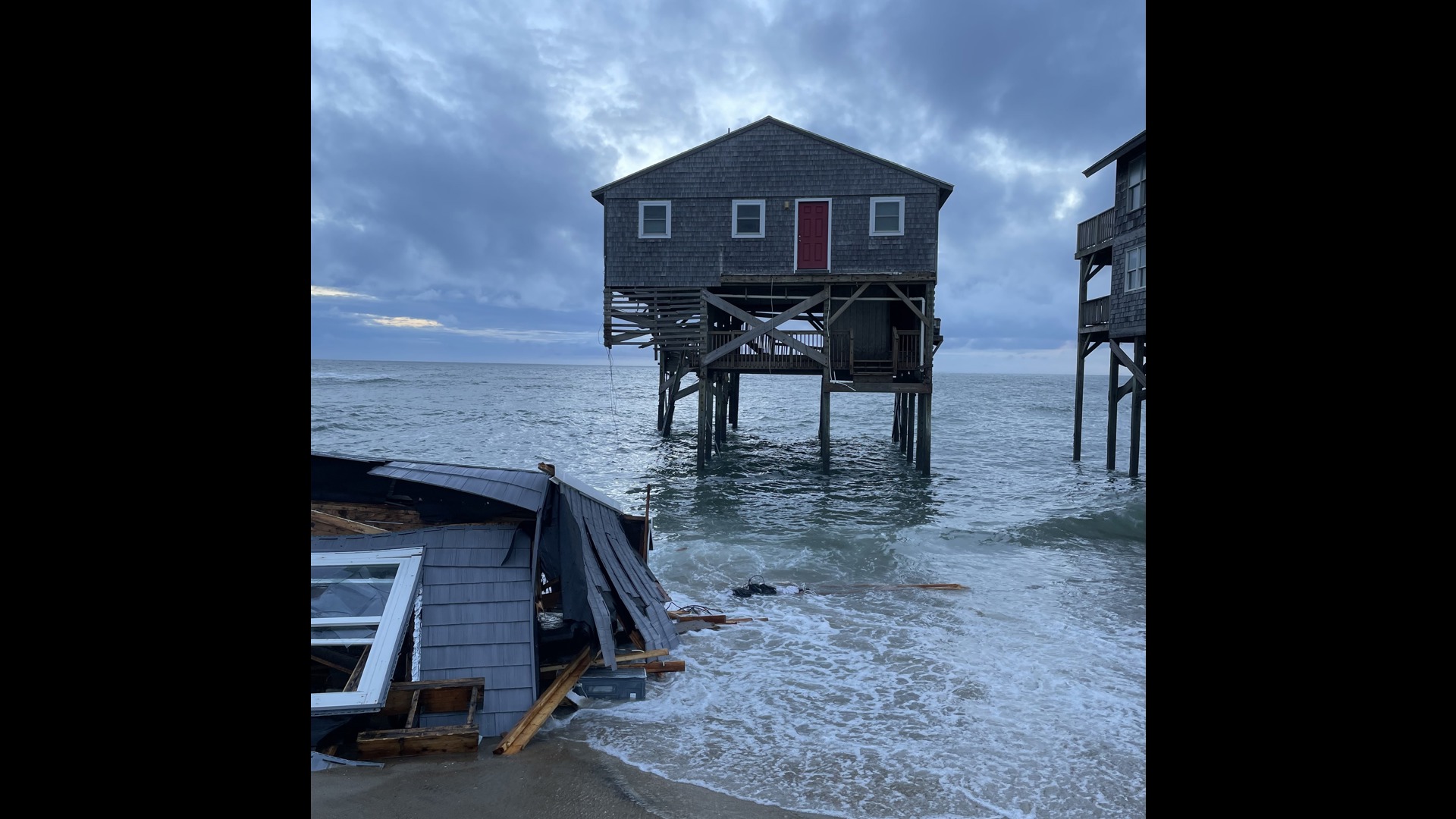 A second house collapses into ocean | Outer Banks, NC | wfmynews2.com