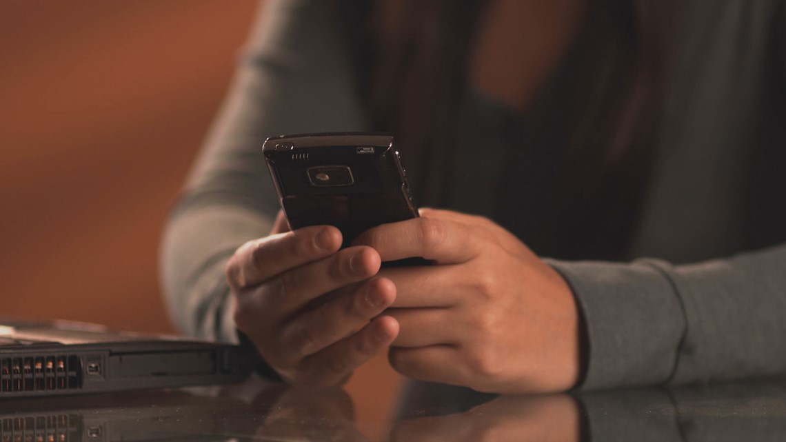 National Cellphone Courtesy Month: My 2 Cents | wfmynews2.com