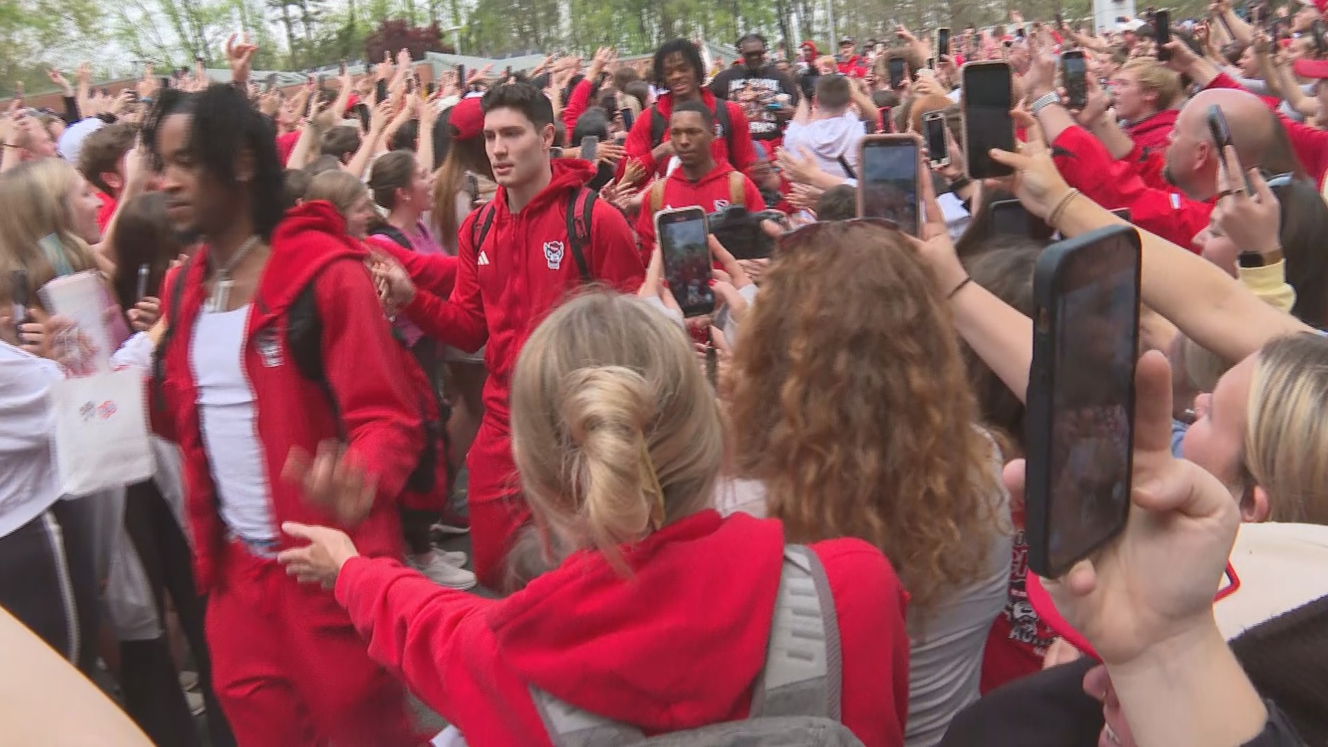 Wolfpack fans send basketball team to Arizona | wfmynews2.com