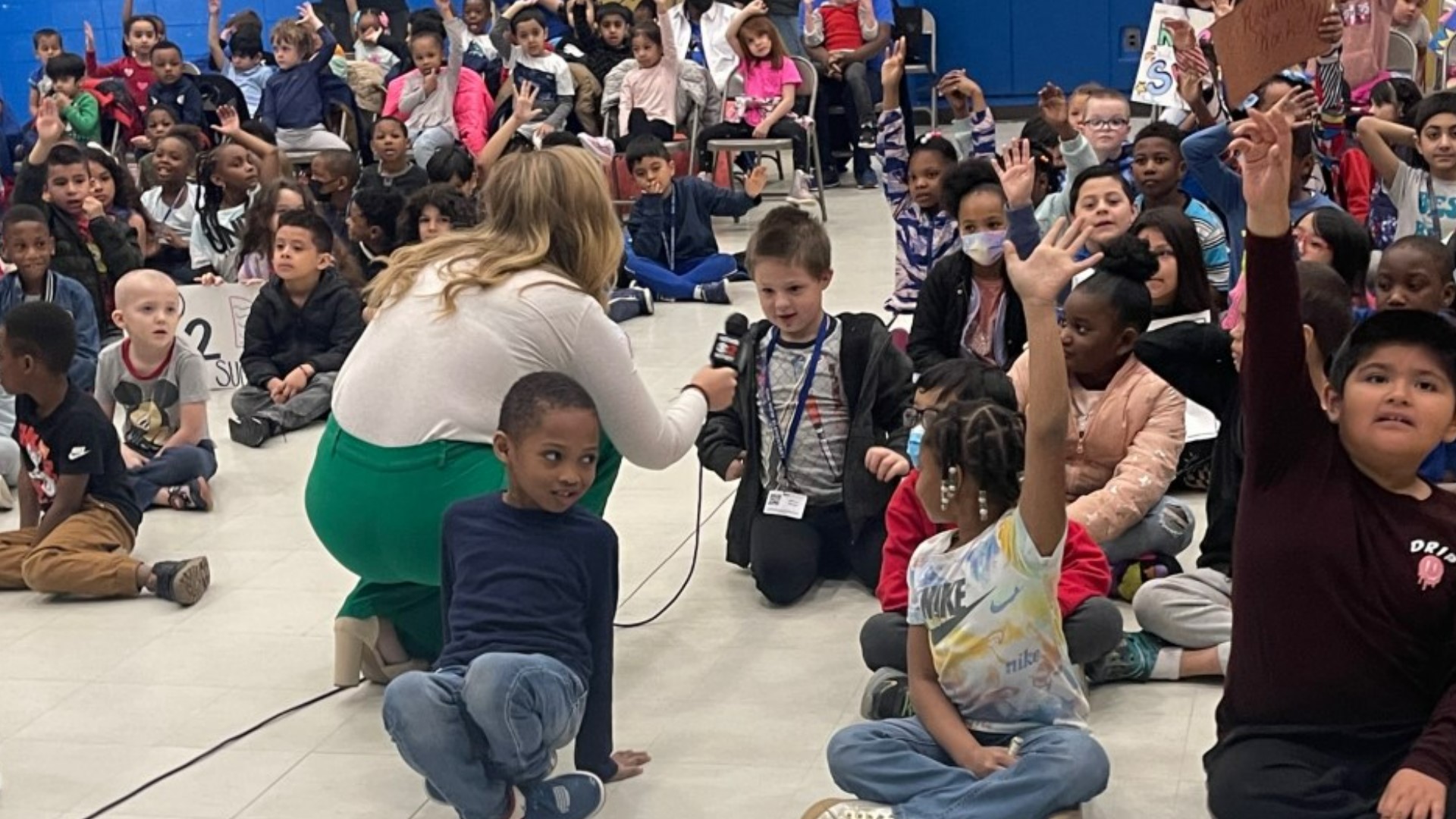 Read 2 Succeed visits Oak View Elementary in High Point | wfmynews2.com