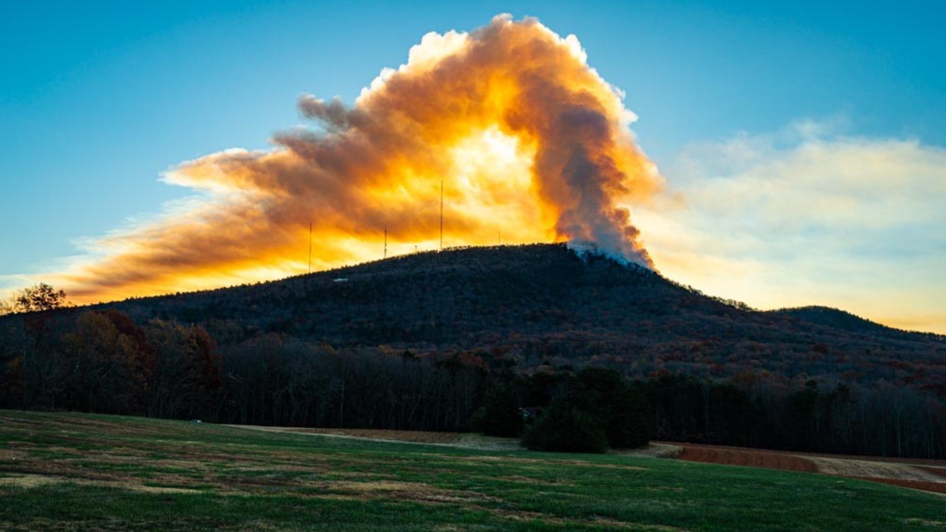 Sauratown Mountain on fire in Stokes County | wfmynews2.com